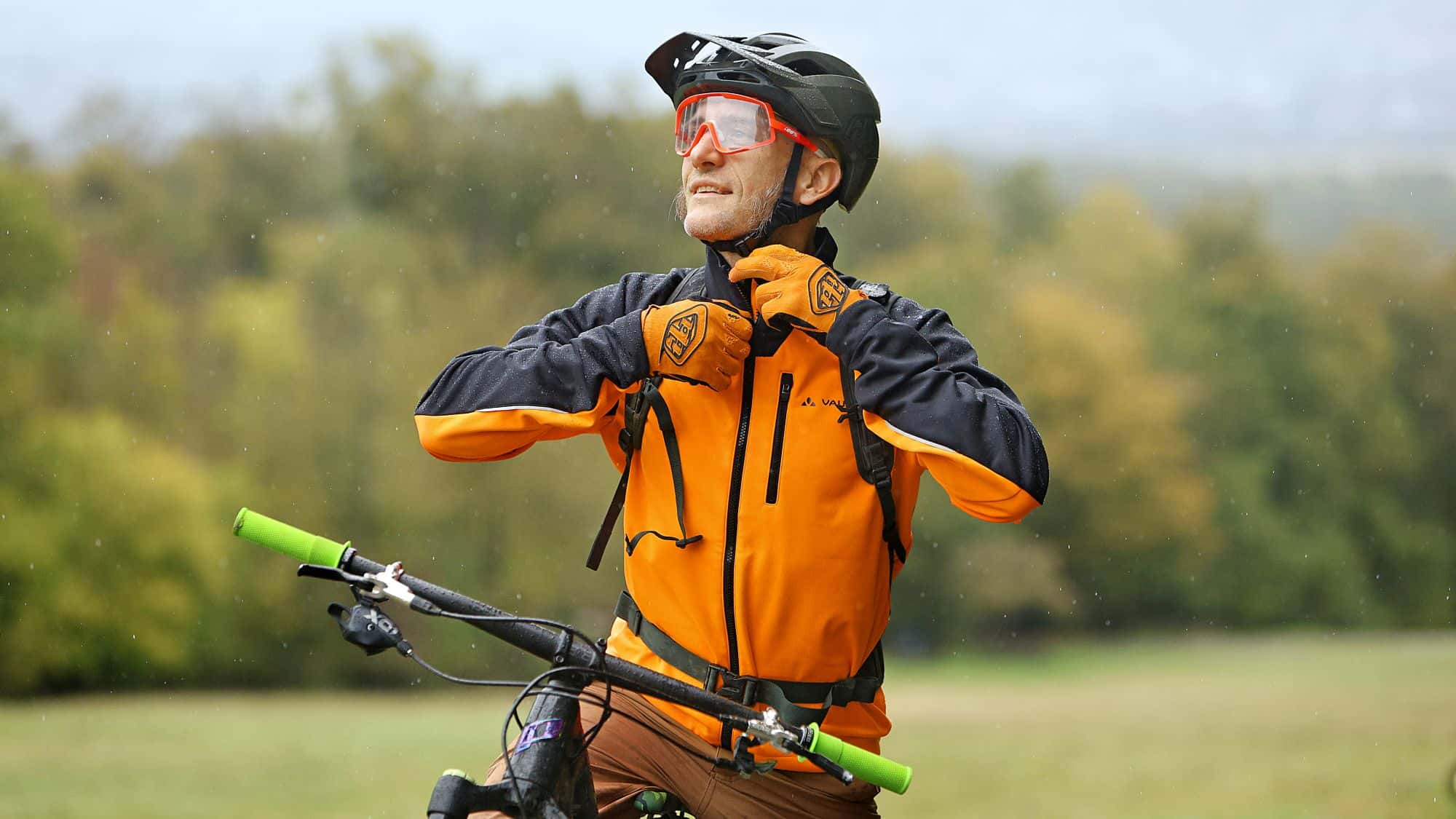 Softshell-Jacken für BikerInnen im Test.