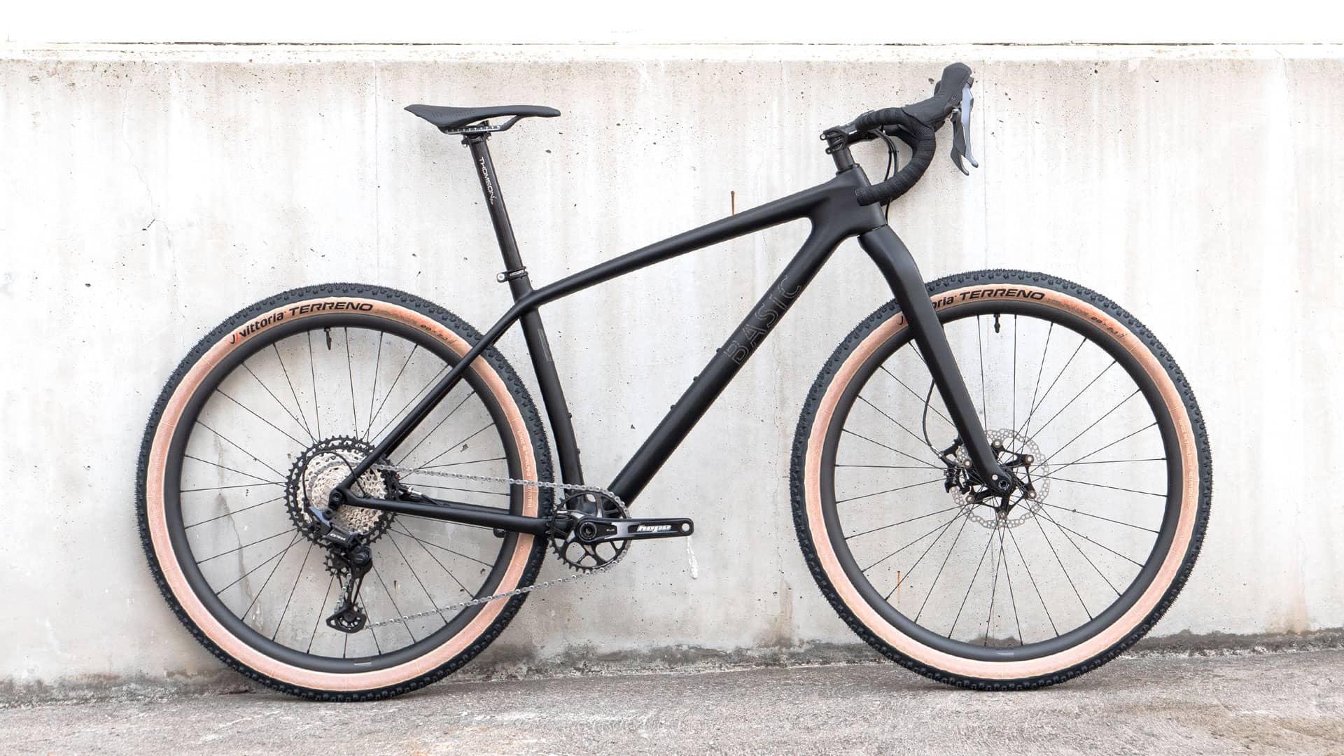 MTB trifft Gravelbike: Basic Bikes bringt ein Monster für die Gravel-Party