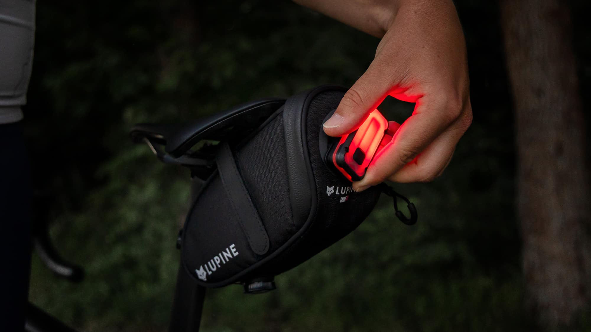 Nie wieder Gummibänder: Das kann die Lupine Satteltasche UFO mit ...